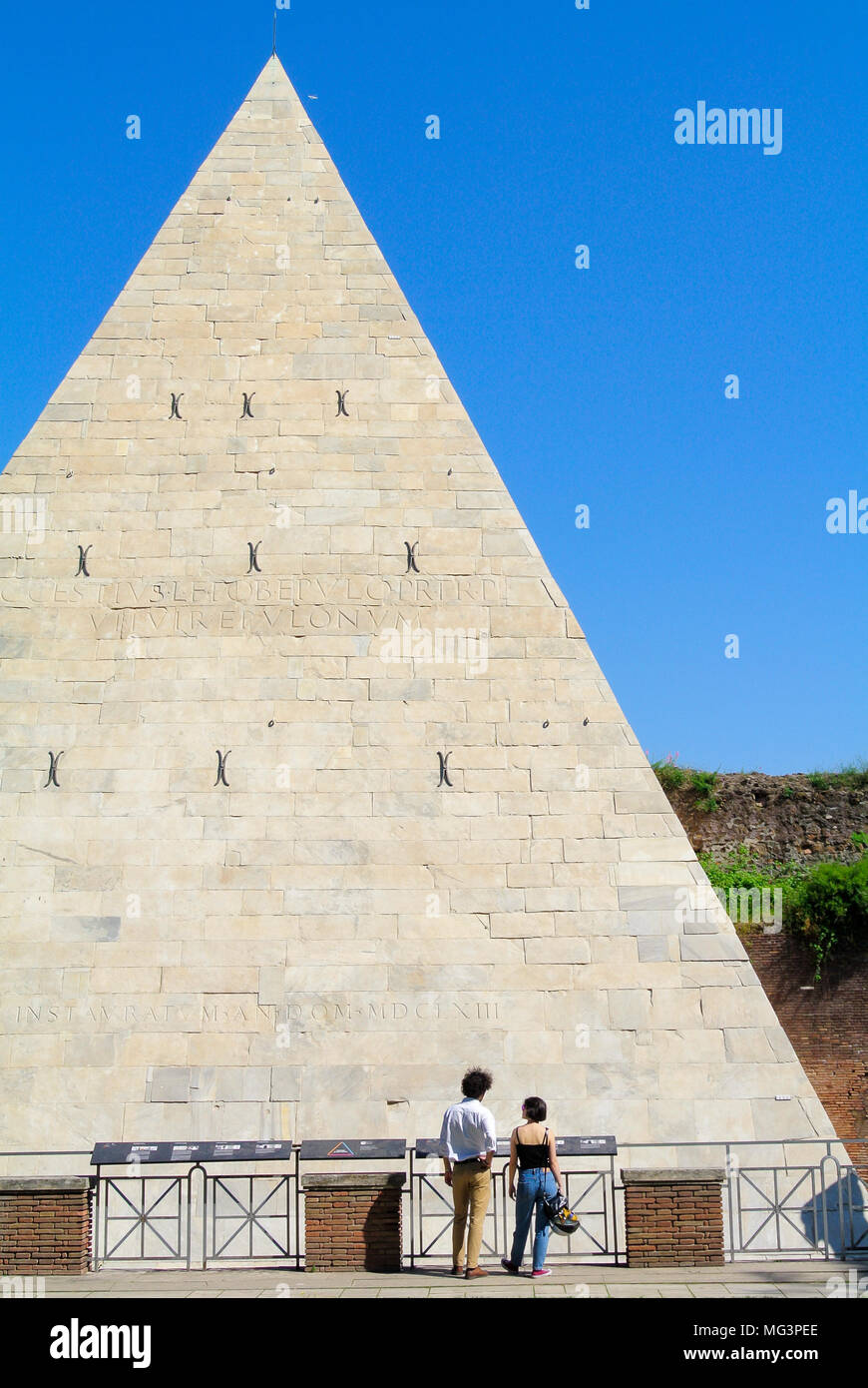 pyramid of caius cestius rome Stock Photo - Alamy