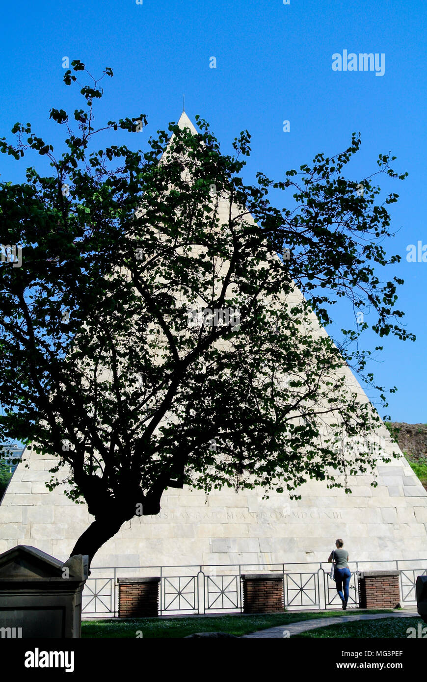 pyramid of caius cestius rome Stock Photo - Alamy