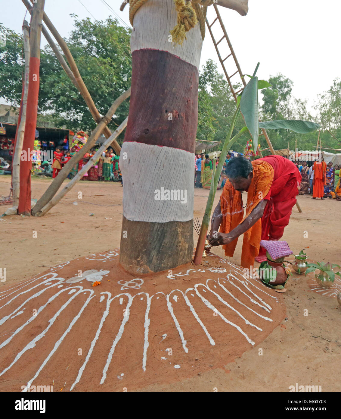 Charak Puja, Bangladesh. 26th April 2018. A priest worshiping Charak ...
