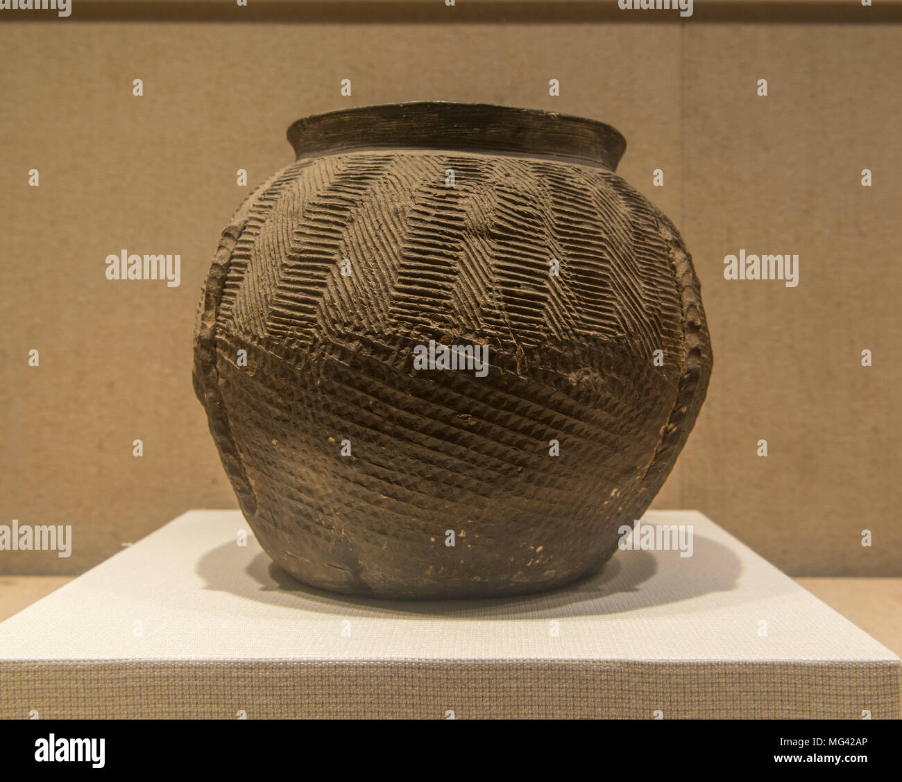 Plating hard pottery jar with zigzag pattern in Zhejiang Museum in ...