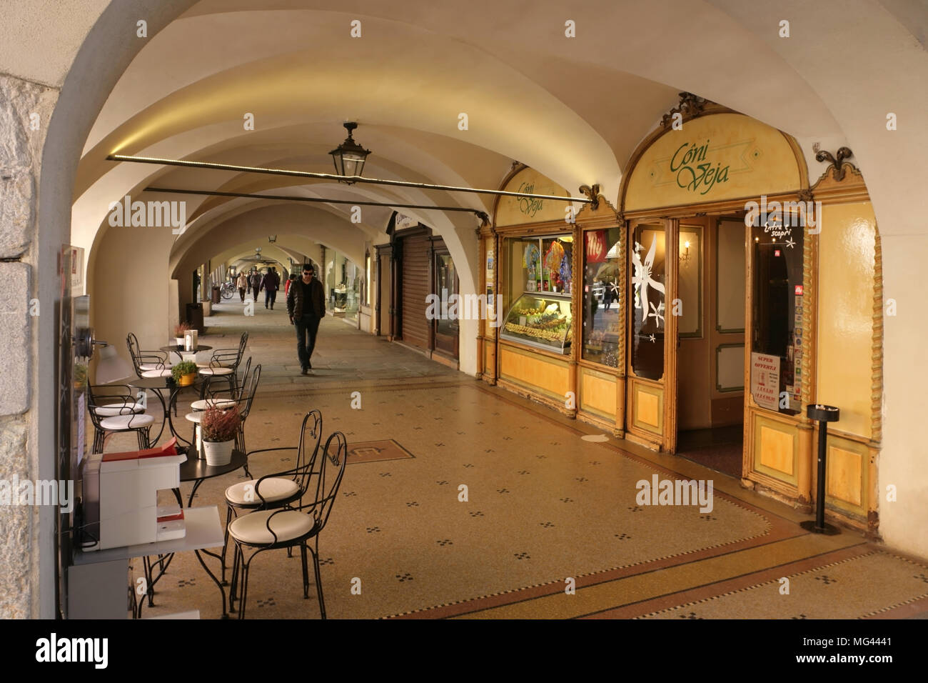 Small independent shops hi-res stock photography and images - Alamy