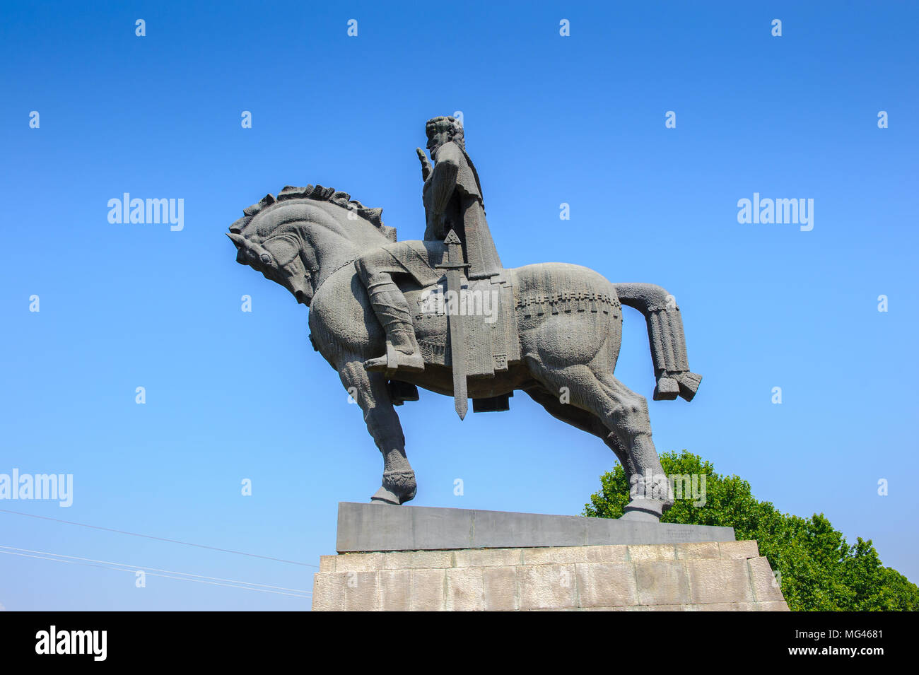 Statue of King Vakhtang Gorgasali in tbilisi, Georgia Stock Photo - Alamy