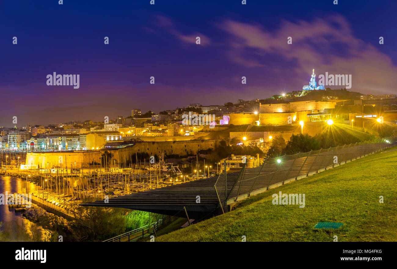 Night view of Fort St. Nicolas and Notre-Dame-de-la-Garde in Mar Stock ...