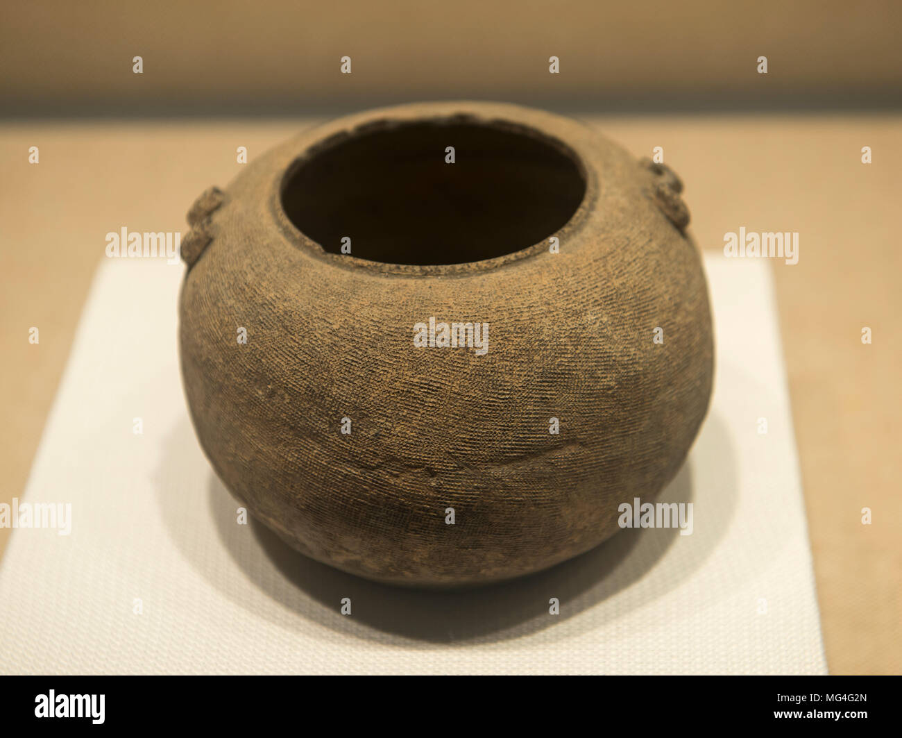 Plating hard pottery bowl with geometric pattern in Zhejiang Museum in ...