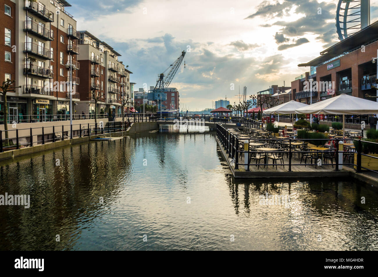 Gunwharf quays crane hi-res stock photography and images - Alamy