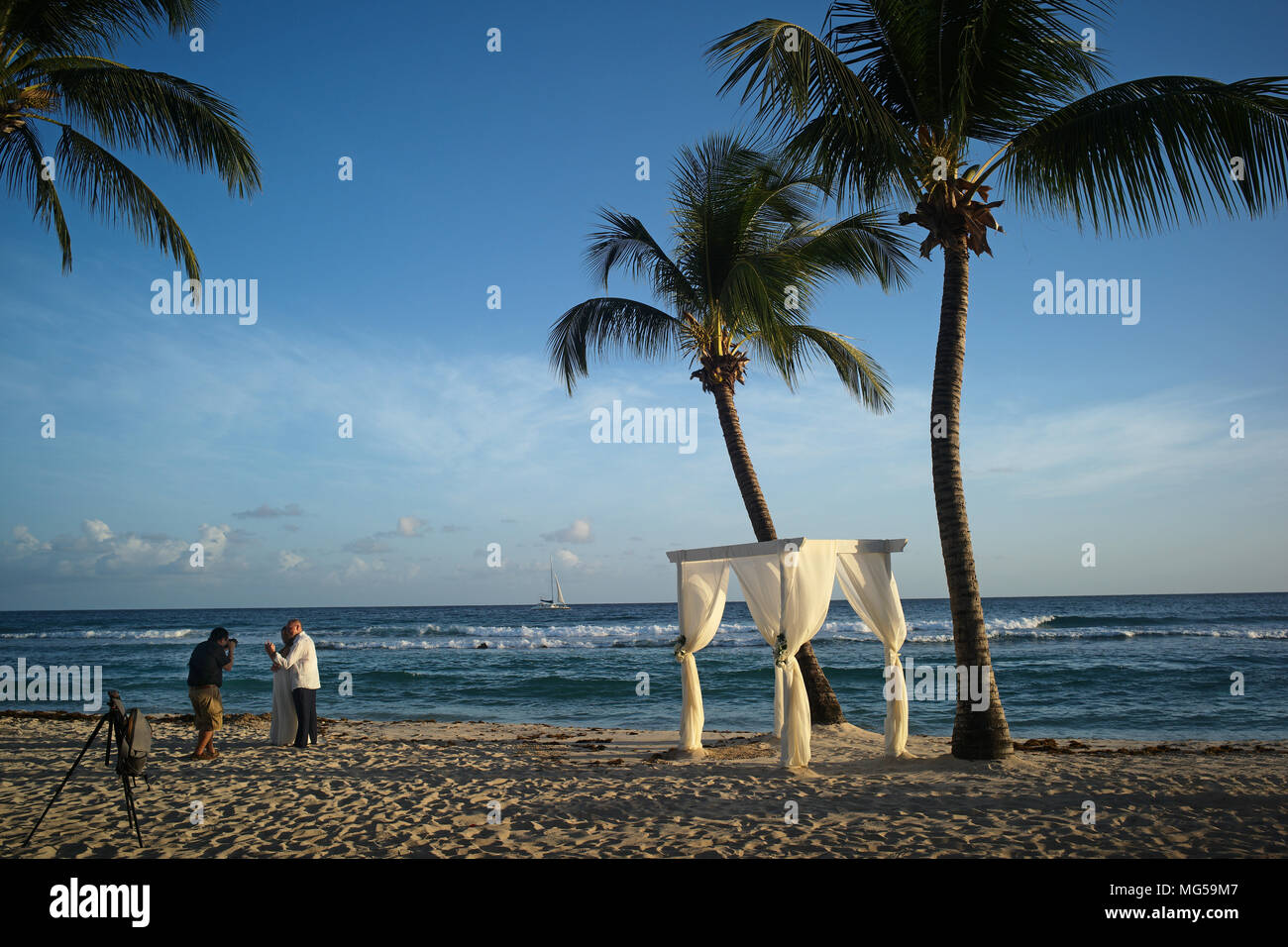 Couple getting married on Sugar Bay Beach, on the shore of the ...