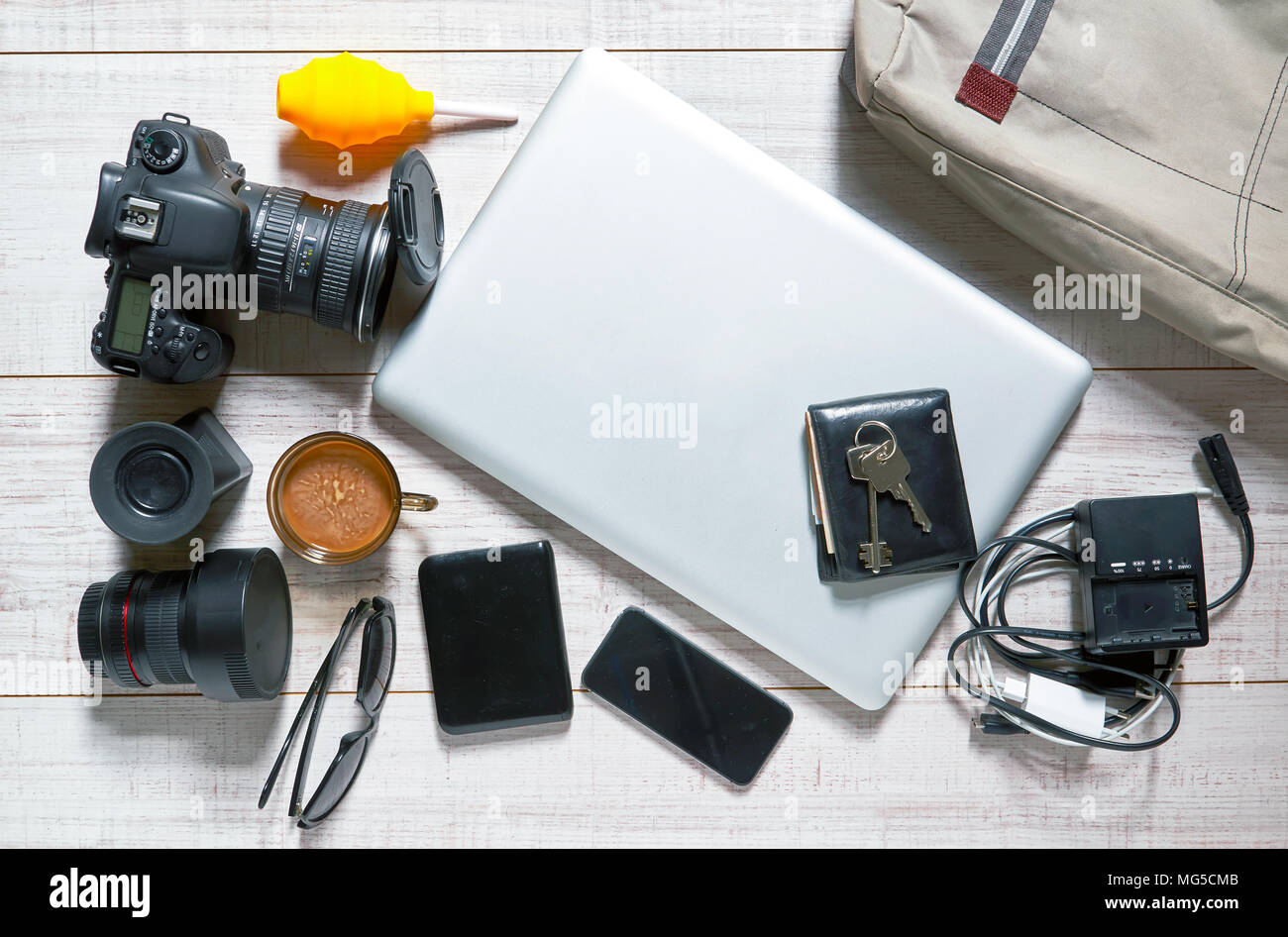 Keys and wallet hi-res stock photography and images - Alamy