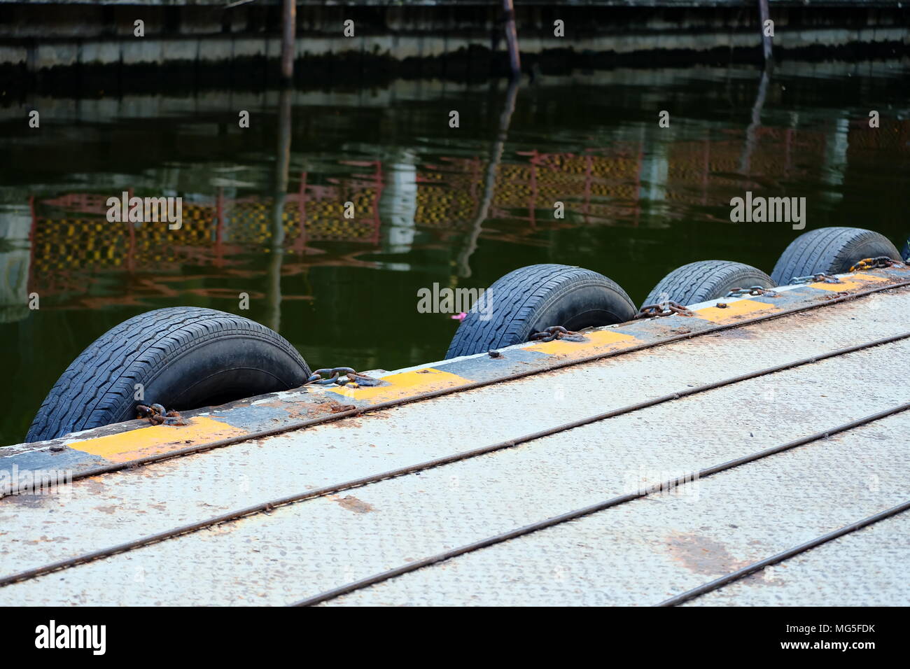 Tyre tire fender ship hi-res stock photography and images - Alamy