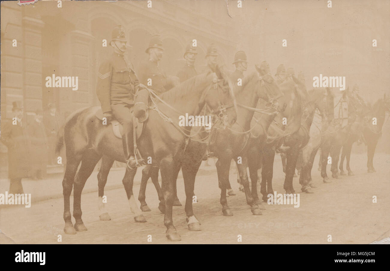 British mounted police hi-res stock photography and images - Alamy