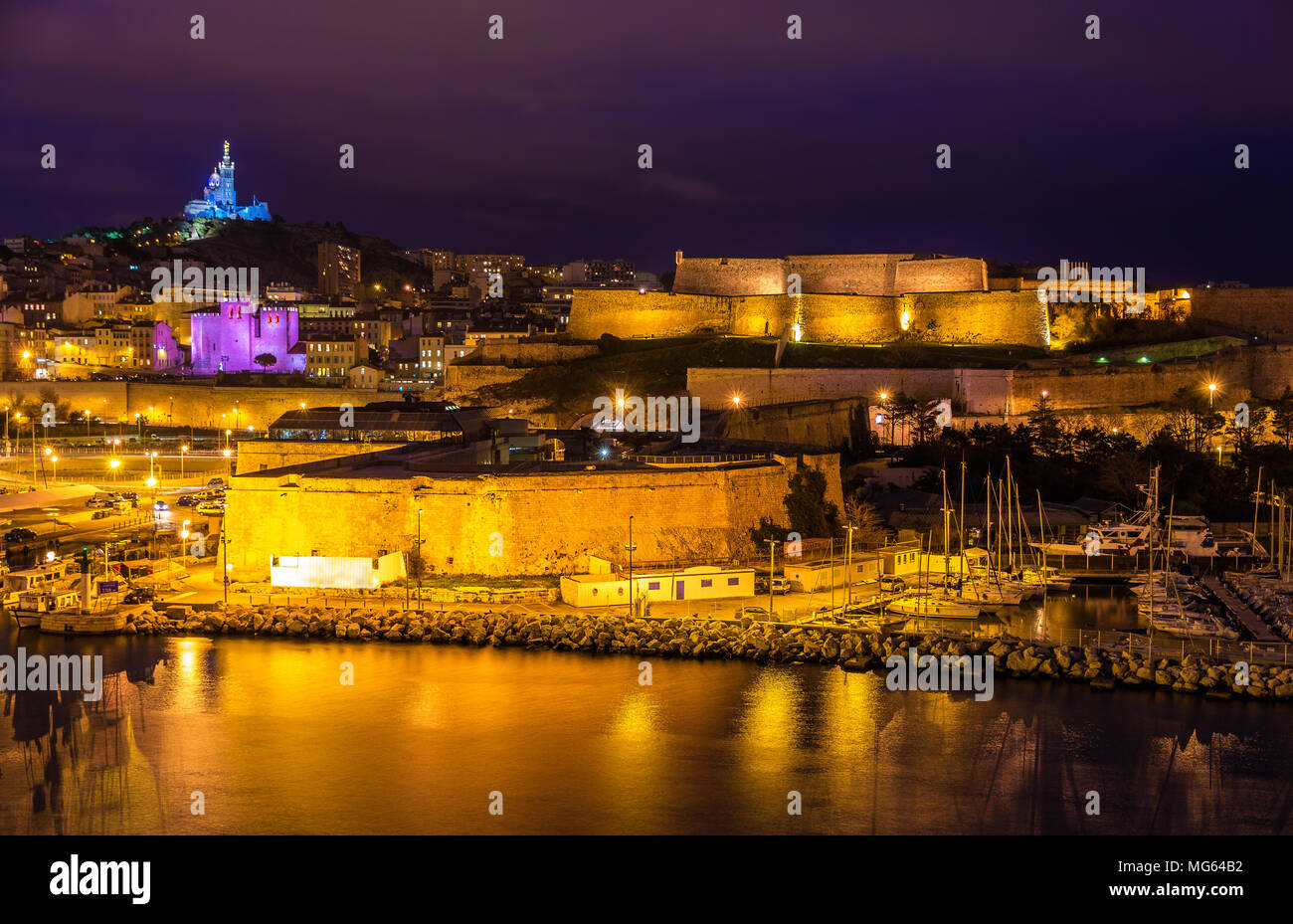 Night view of Fort St. Nicolas and Notre-Dame-de-la-Garde in Mar Stock ...