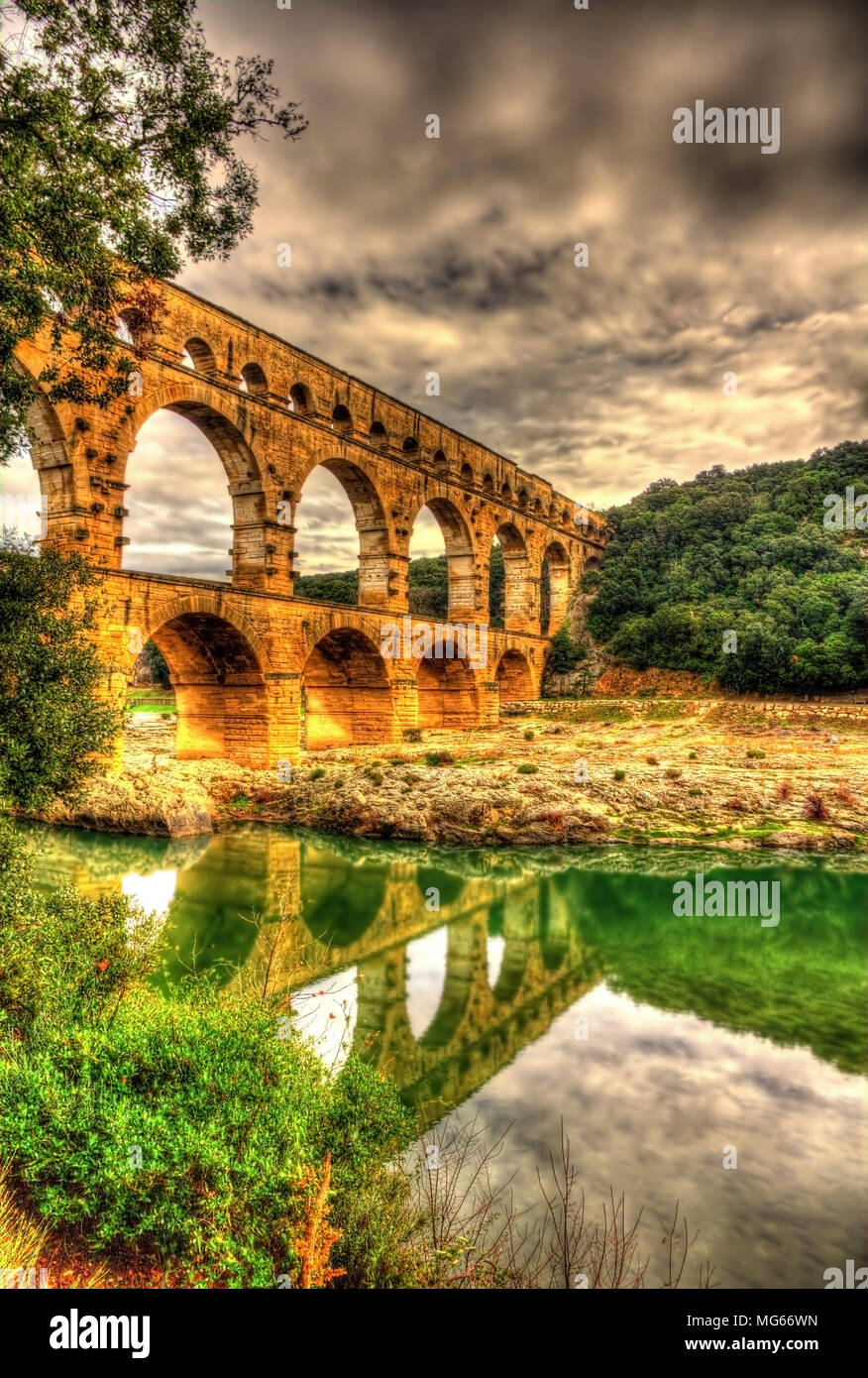 Old stone bridge south of france hi-res stock photography and images ...