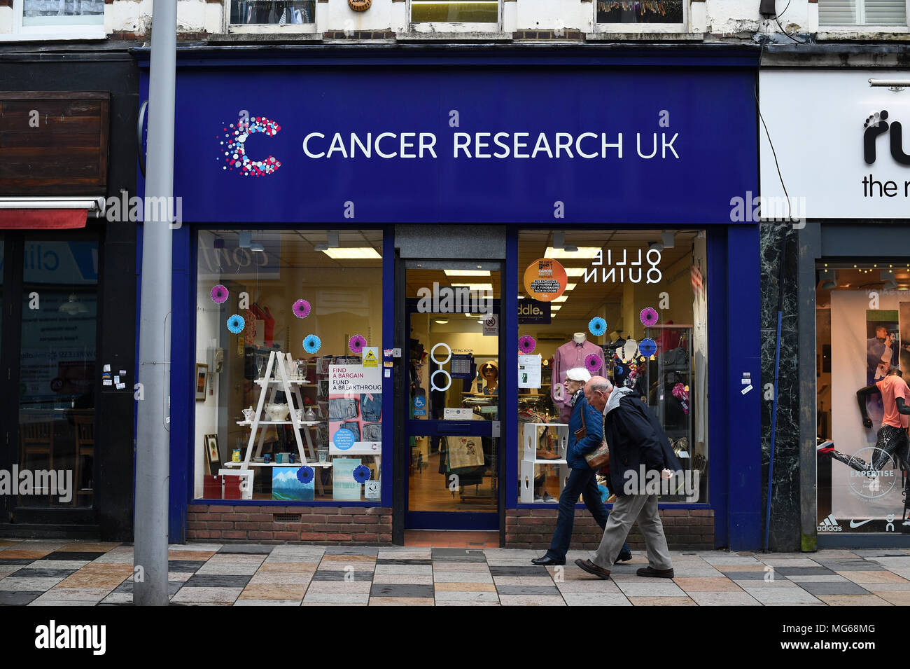 Cancer research shop london hi-res stock photography and images - Alamy