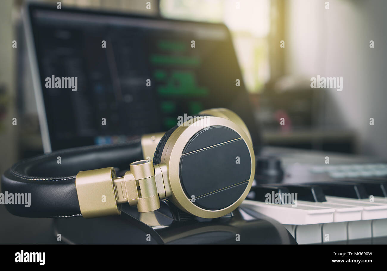 Sound recording equipments hi-res stock photography and images - Alamy