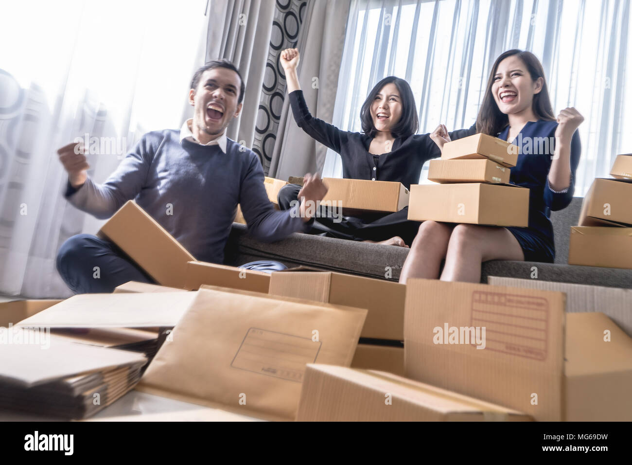 Staff meeting and retail and store hi-res stock photography and images ...