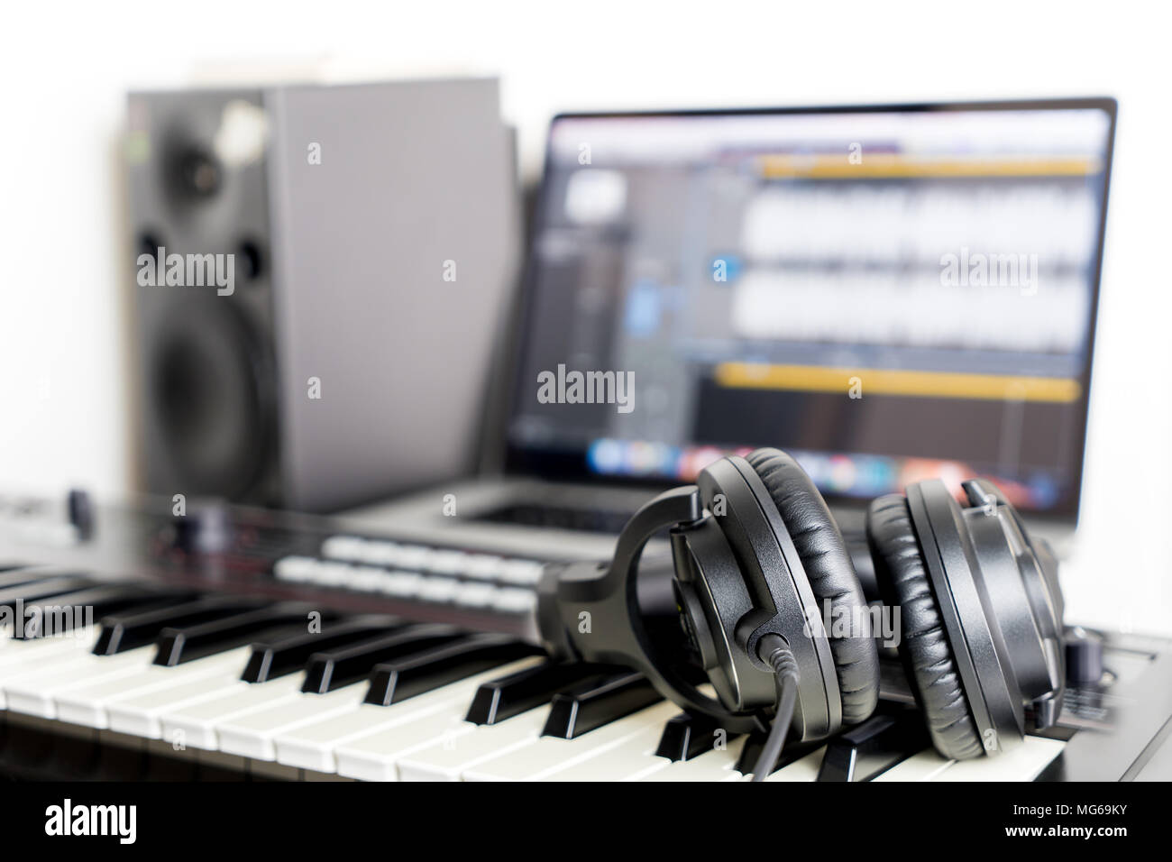 Electric keyboard room hi-res stock photography and images - Alamy