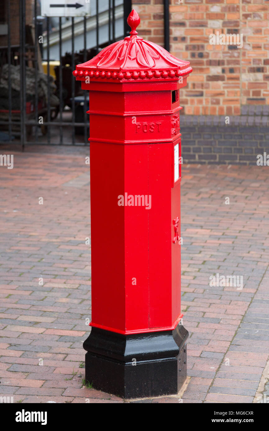 School timetable uk hi-res stock photography and images - Alamy