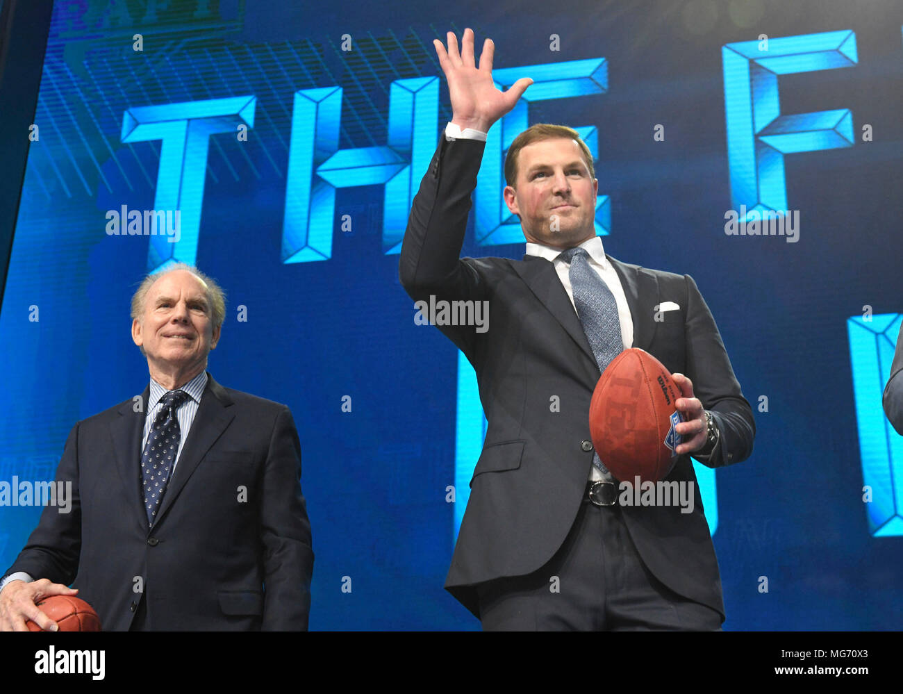 April 26, 2018: Jason Witten waves to the fans before the first round ...