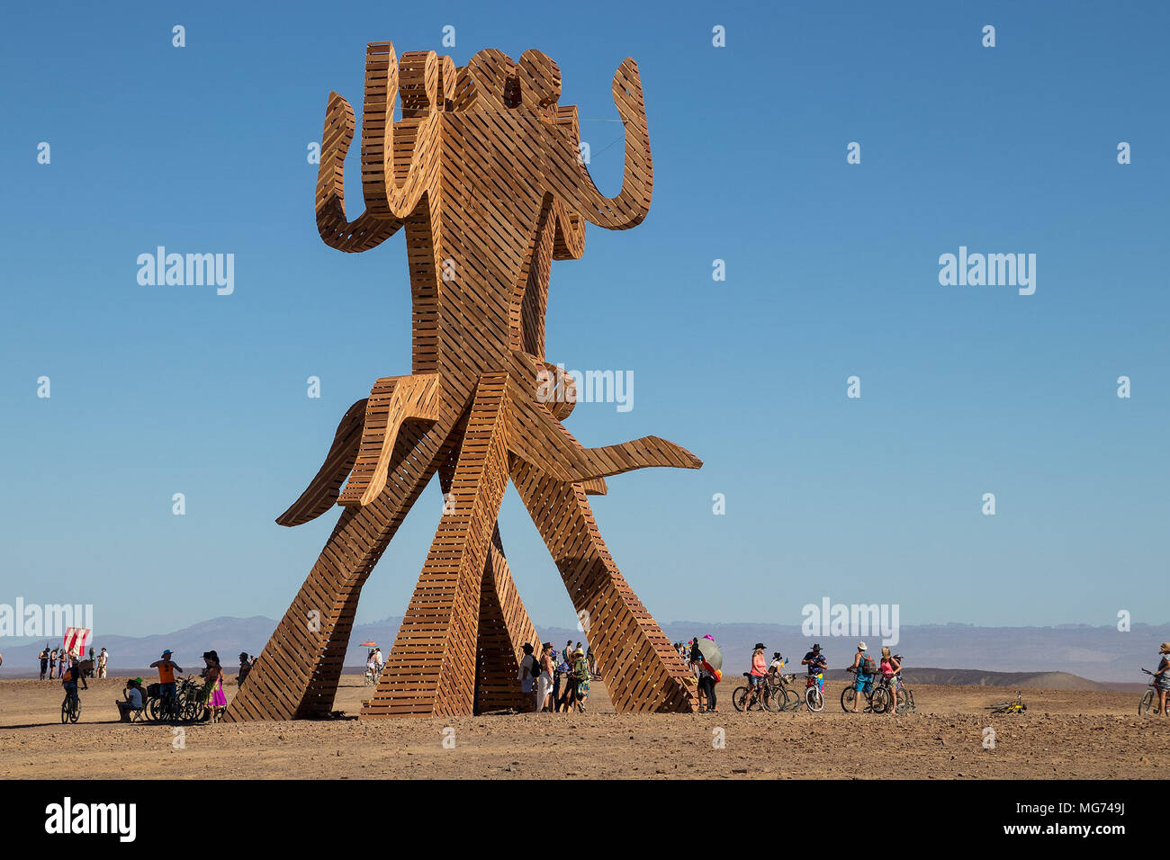 Karoo, South Africa. 27th Apr, 2018. People visit the AfrikaBurn in ...