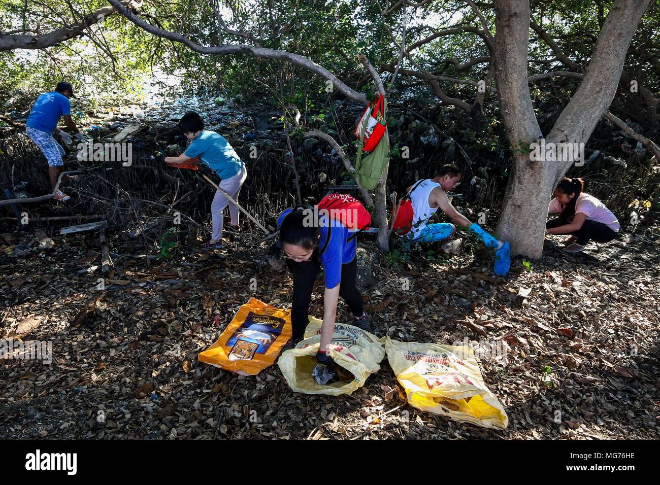 Philippines. 28th Apr, 2018. Volunteers pick up trash along the ...