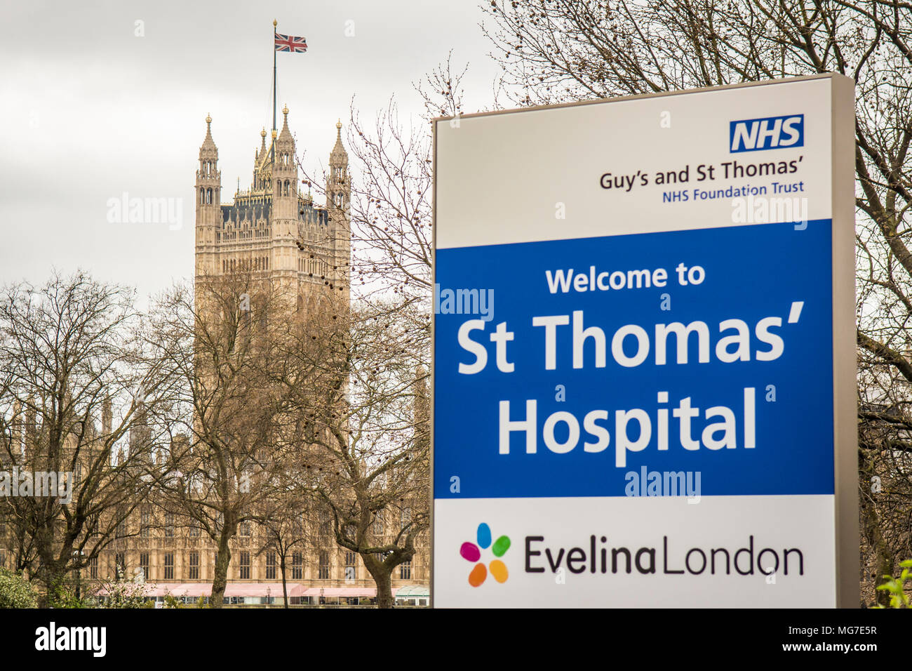 An nhs sign at st thomas hospital in westminster hi-res stock ...