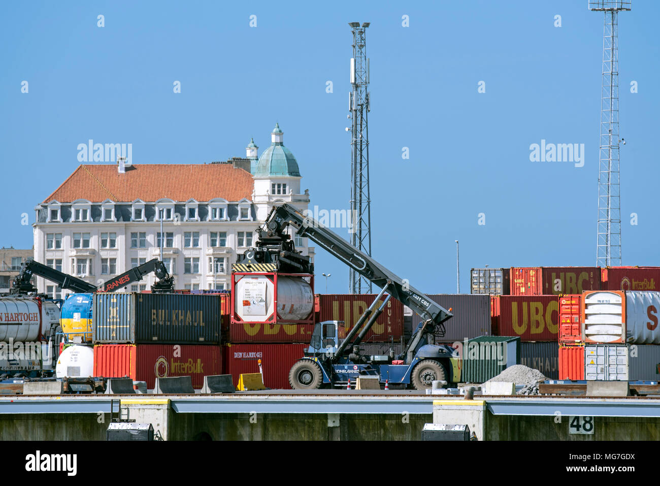 Stacker crane hi-res stock photography and images - Alamy