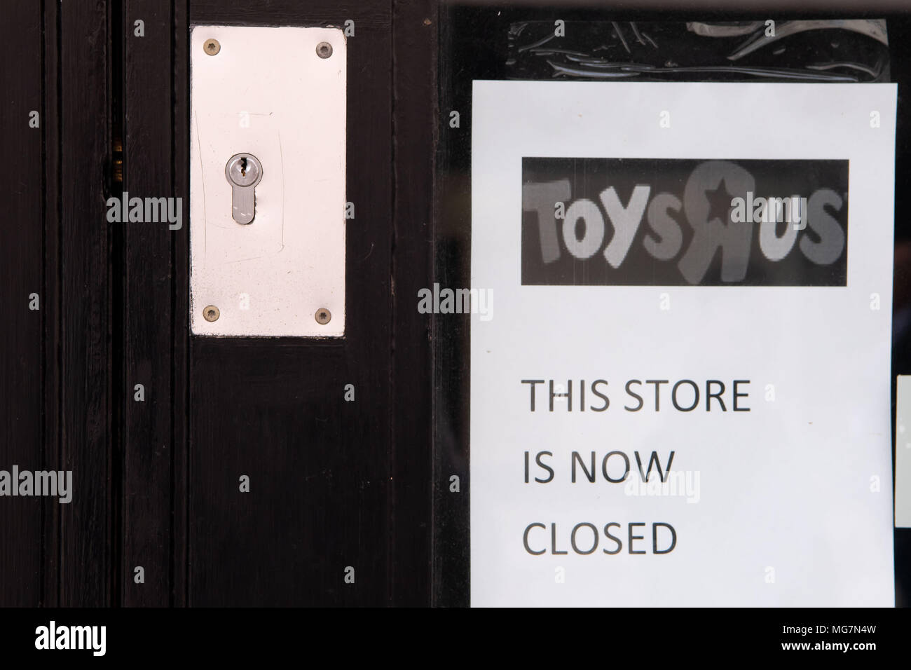 Store now closed sign hi-res stock photography and images - Alamy