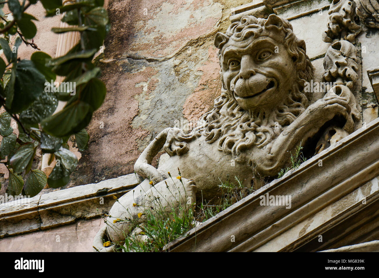 Old stone palace gate hi-res stock photography and images - Alamy