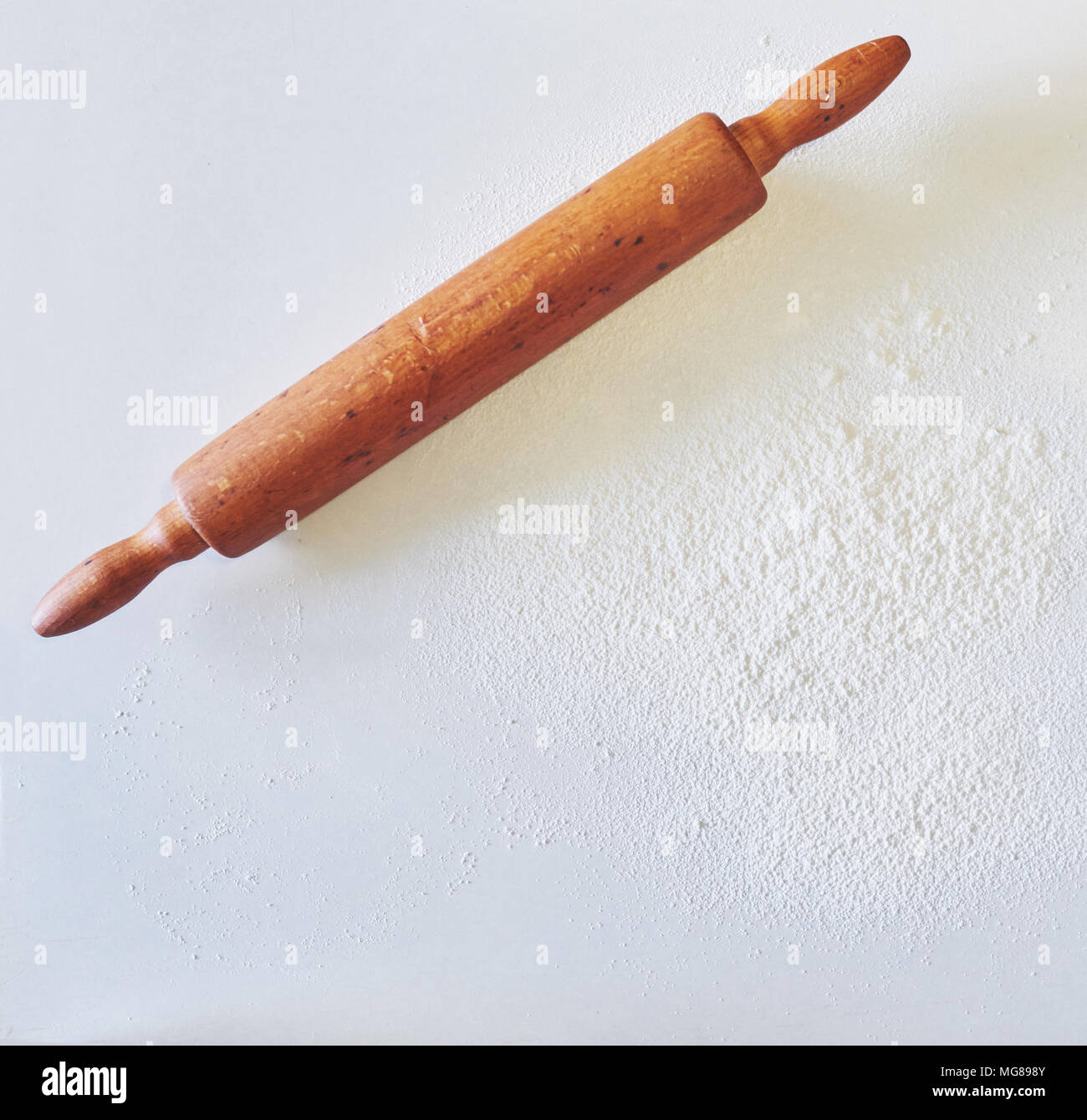 Wooden rolling pin with white wheat flour on the table. top view Stock ...