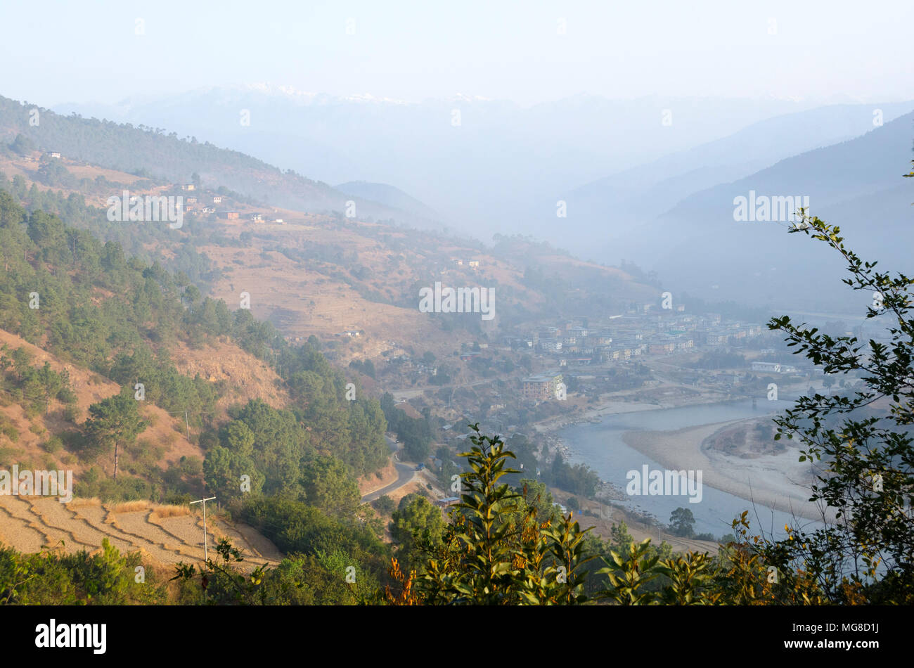 Town beside Puna Tsang Chu river, in valley, Punakha, Bhutan Stock ...