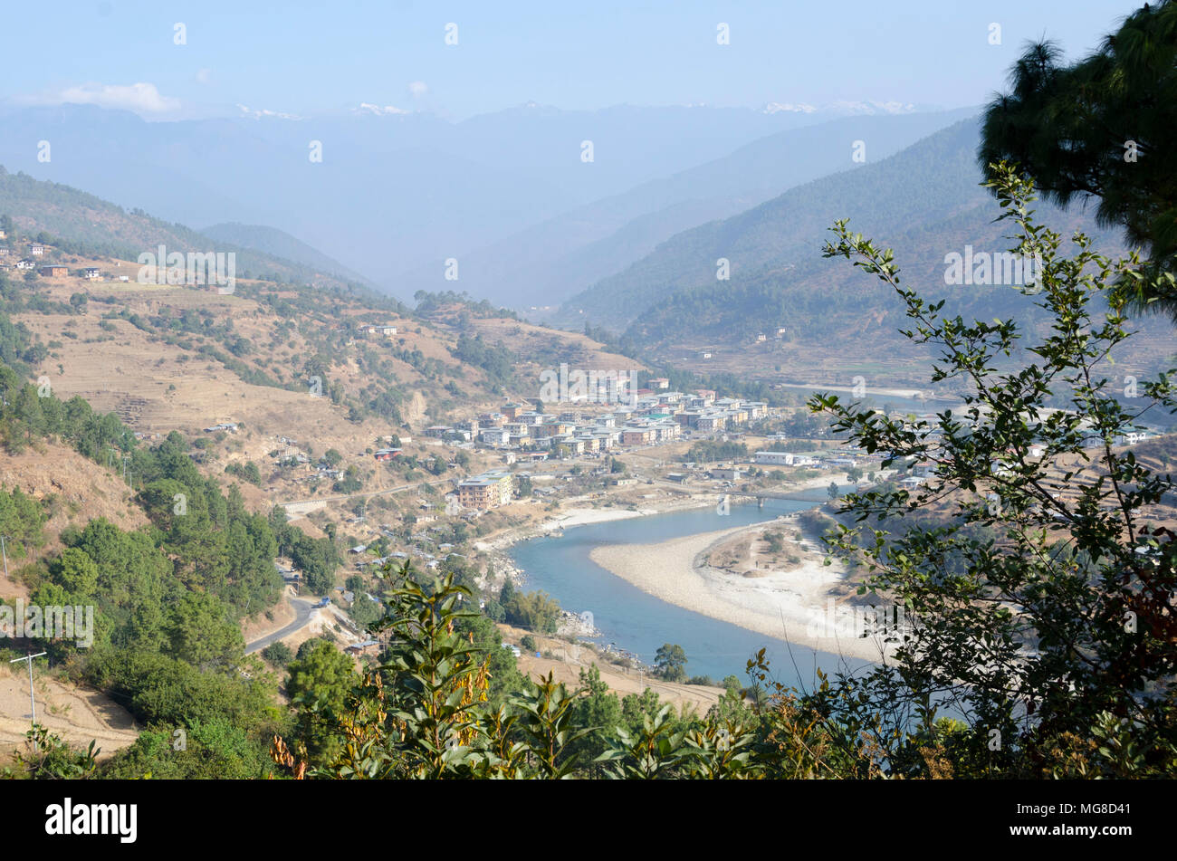 Town beside Puna Tsang Chu river, in valley, Punakha, Bhutan Stock ...