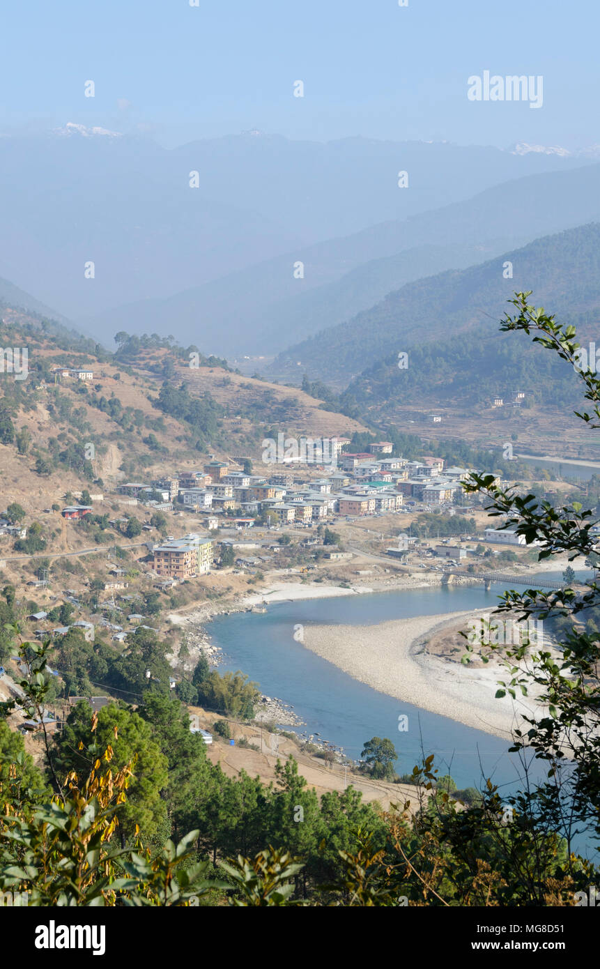 Town beside Puna Tsang Chu river, in valley, Punakha, Bhutan Stock ...