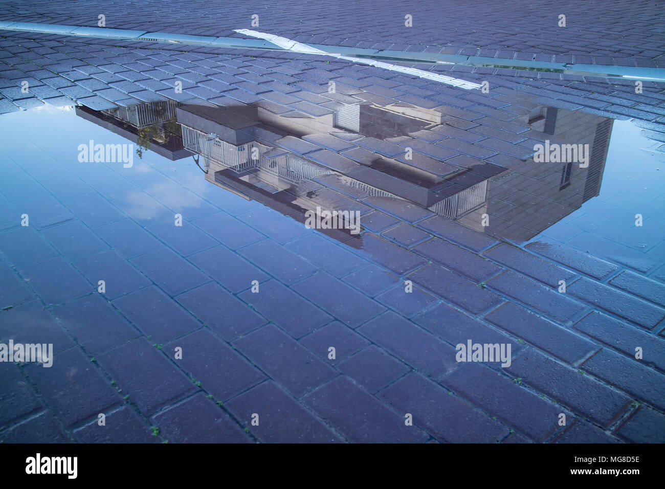 Wet pavement reflected building hi-res stock photography and images - Alamy