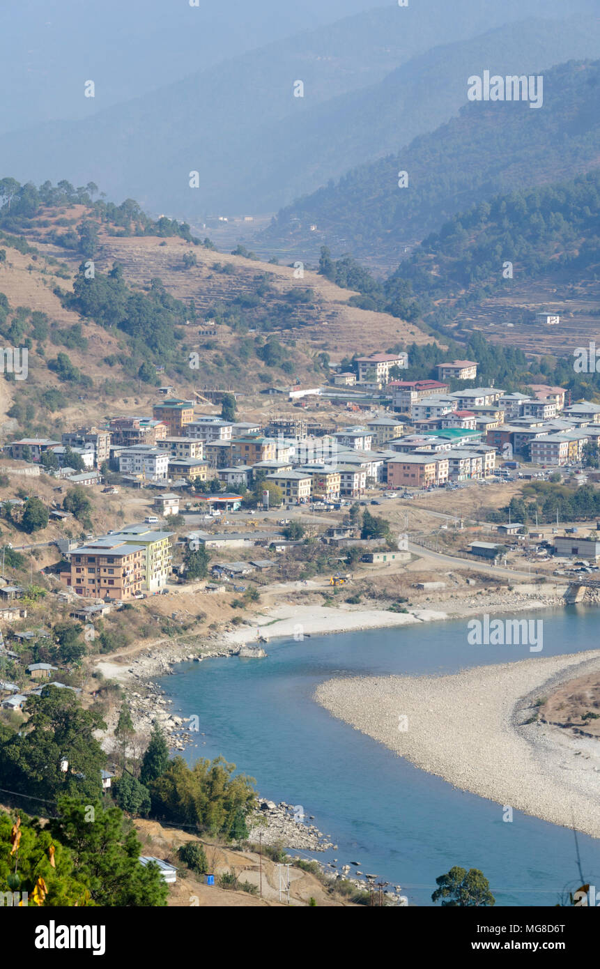 Town beside Puna Tsang Chu river, in valley, Punakha, Bhutan Stock ...