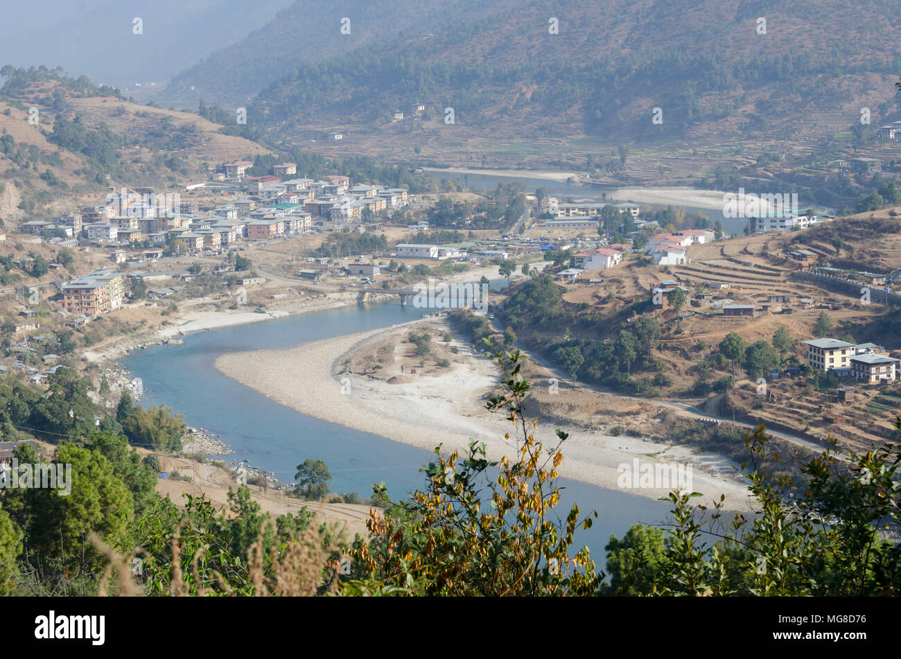 Town beside Puna Tsang Chu river, in valley, Punakha, Bhutan Stock ...