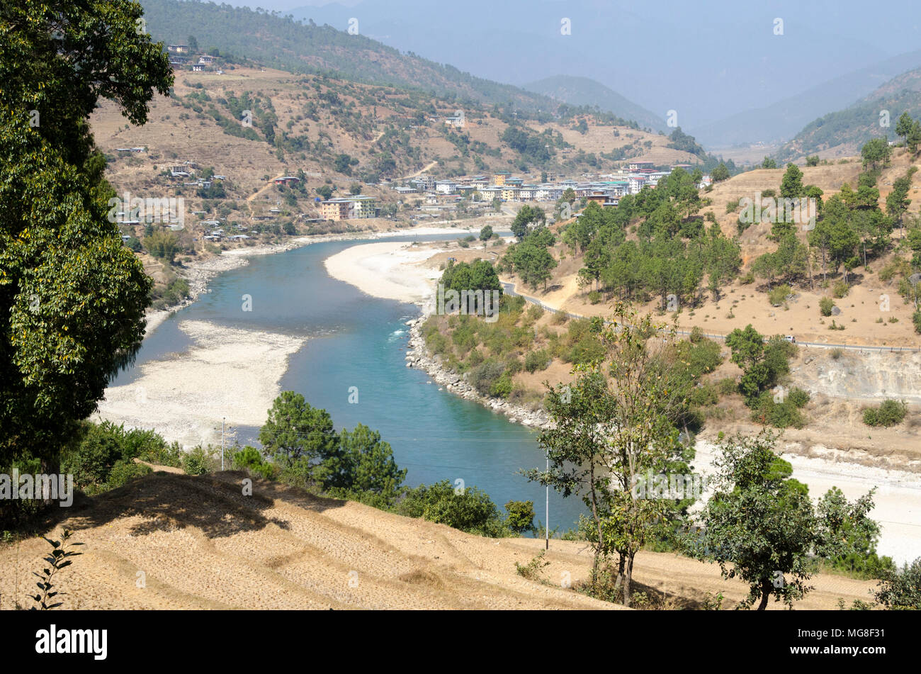 Town beside Puna Tsang Chu river, in valley, Punakha, Bhutan Stock ...