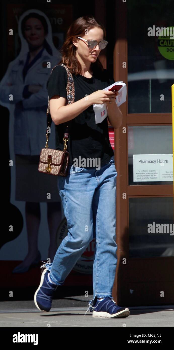 Natalie Portman appears to have a passionate cellphone conversation on ...
