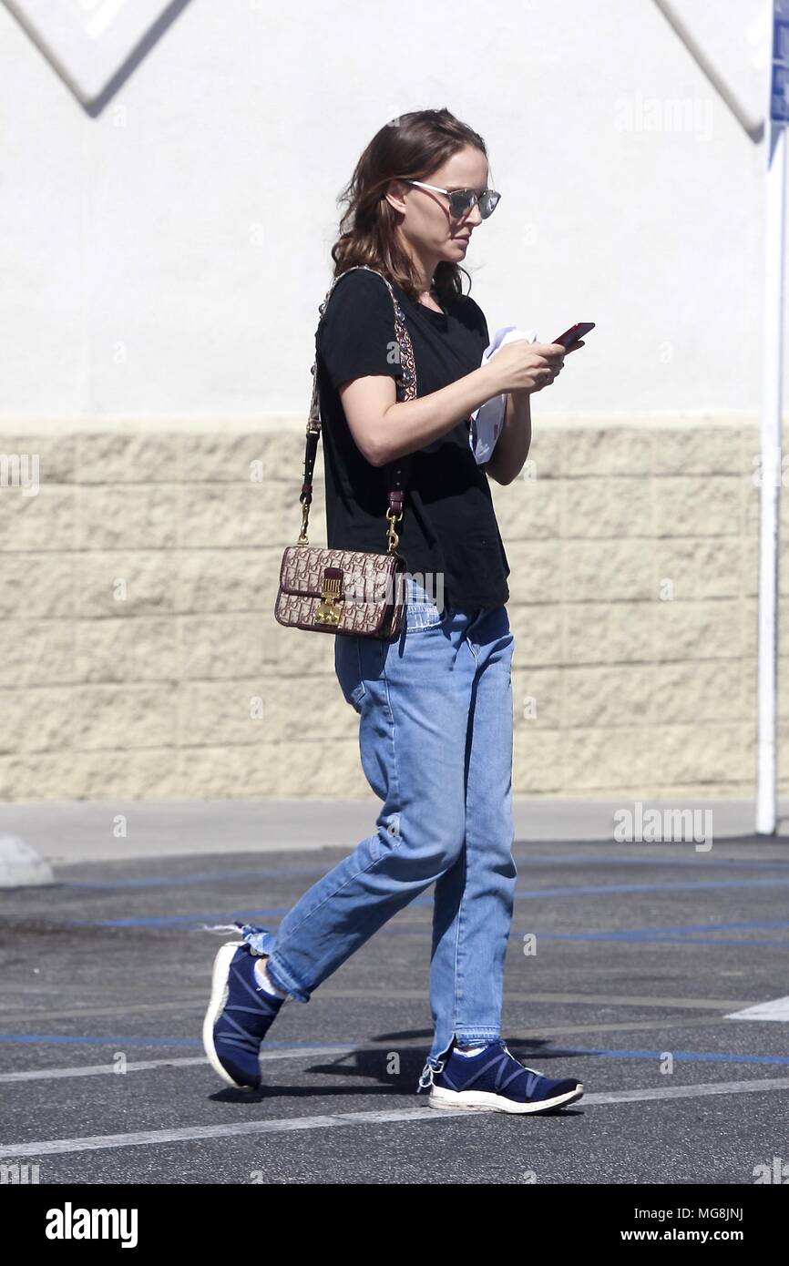 Natalie Portman appears to have a passionate cellphone conversation on ...