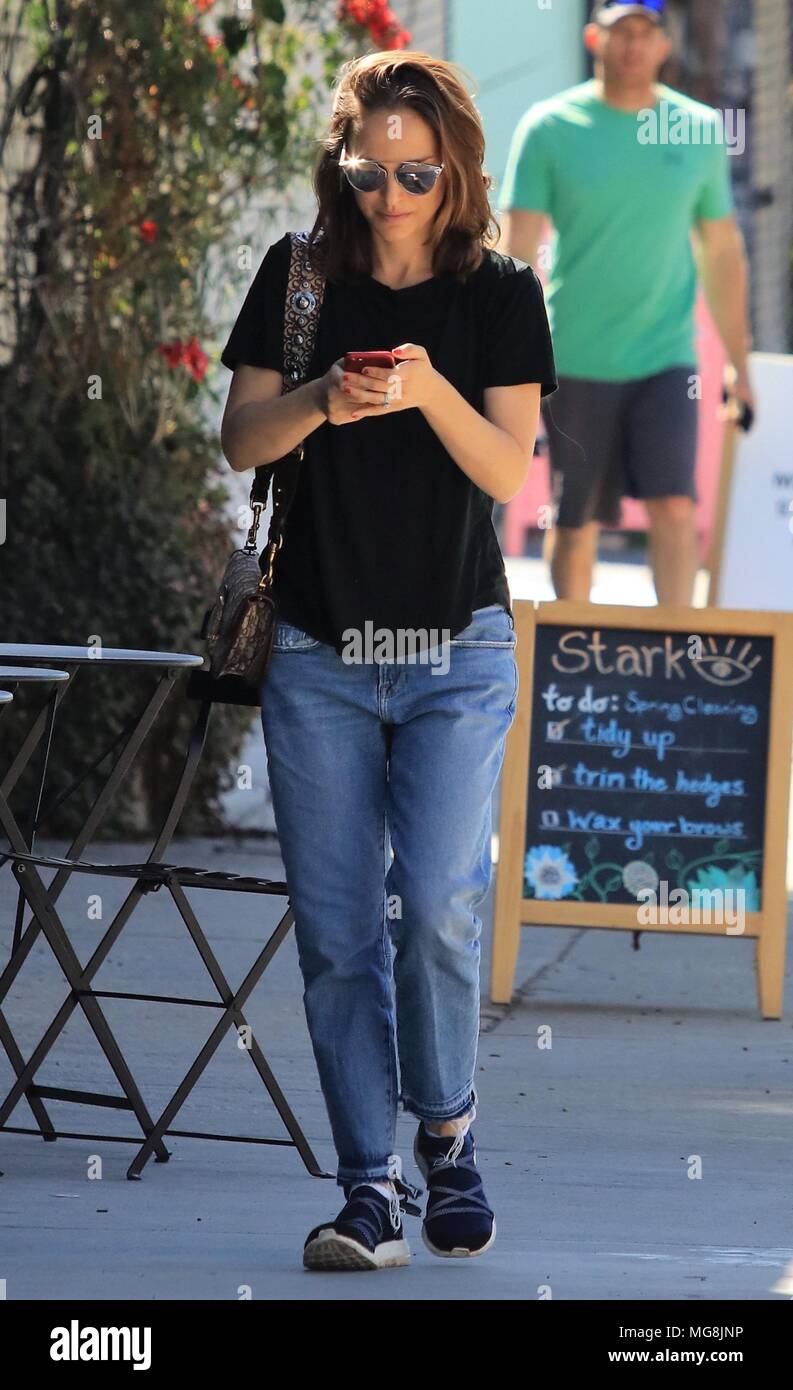 Natalie Portman appears to have a passionate cellphone conversation on ...
