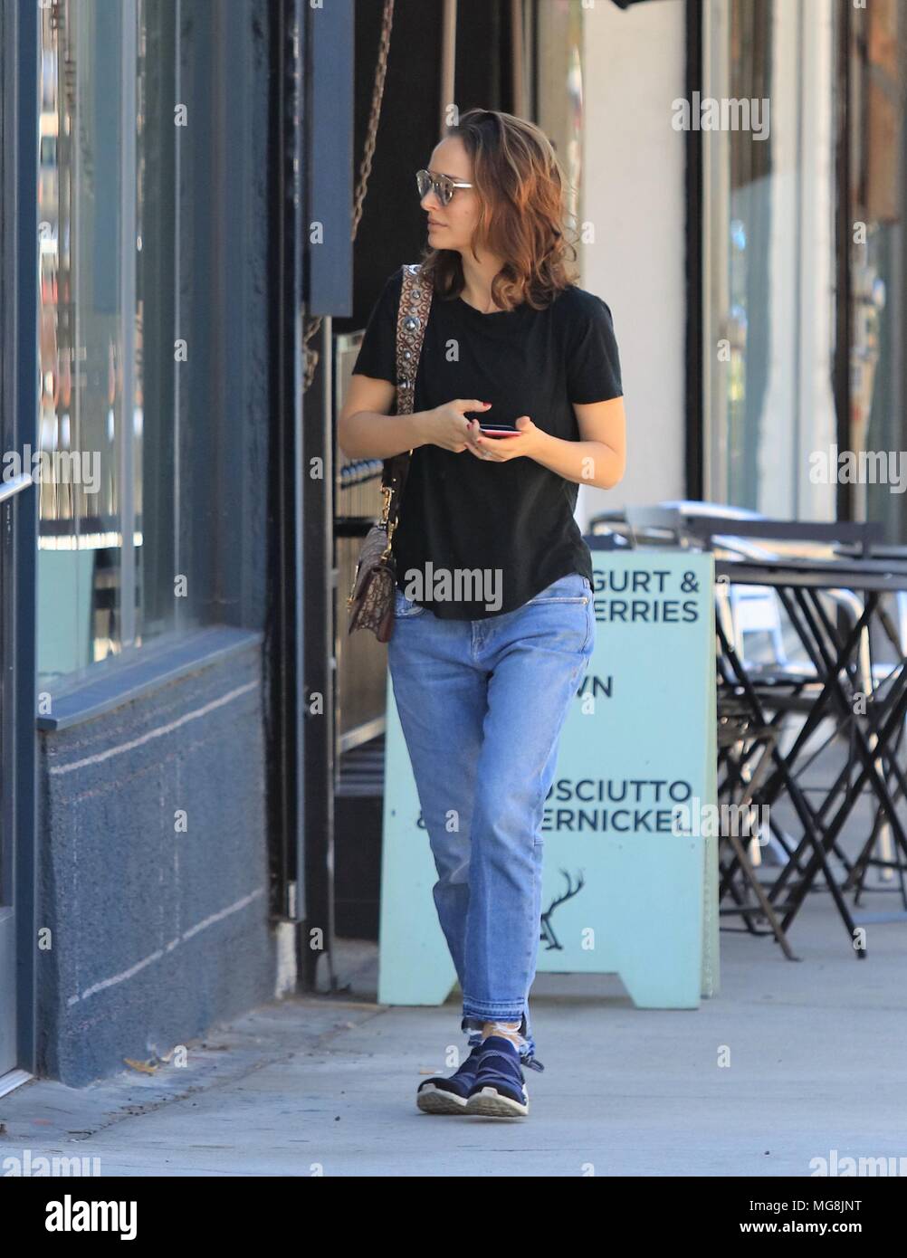 Natalie Portman appears to have a passionate cellphone conversation on ...
