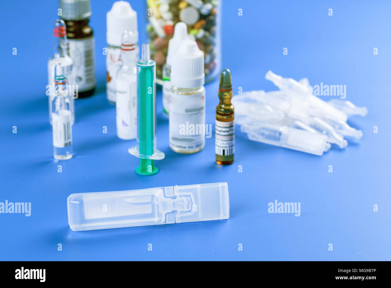 Medicine pills bottles syringe hi-res stock photography and images - Alamy