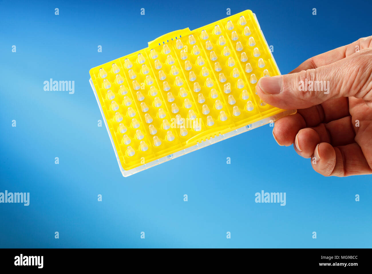 Microplate laboratory hi-res stock photography and images - Alamy