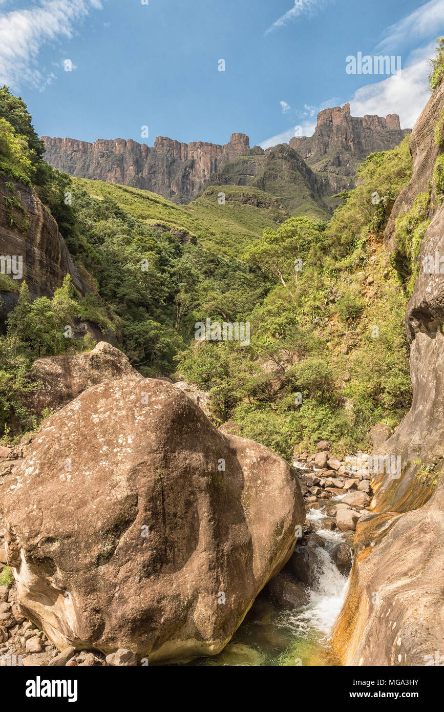 The Tugela River and the wall of the Amphitheatre in the Kwazulu-Natal ...