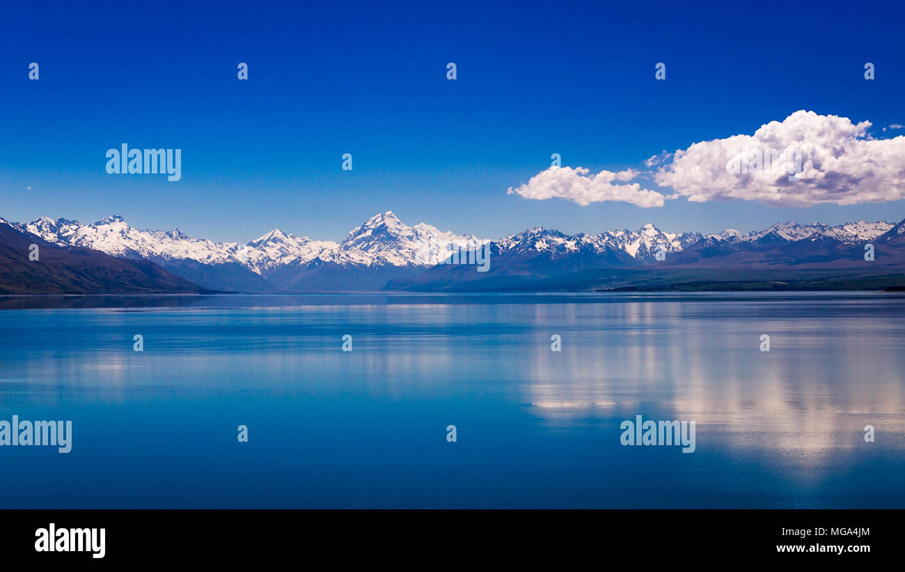 Lake Pukaki and Mount Cook in the Southern Alps, Canterbury, South ...