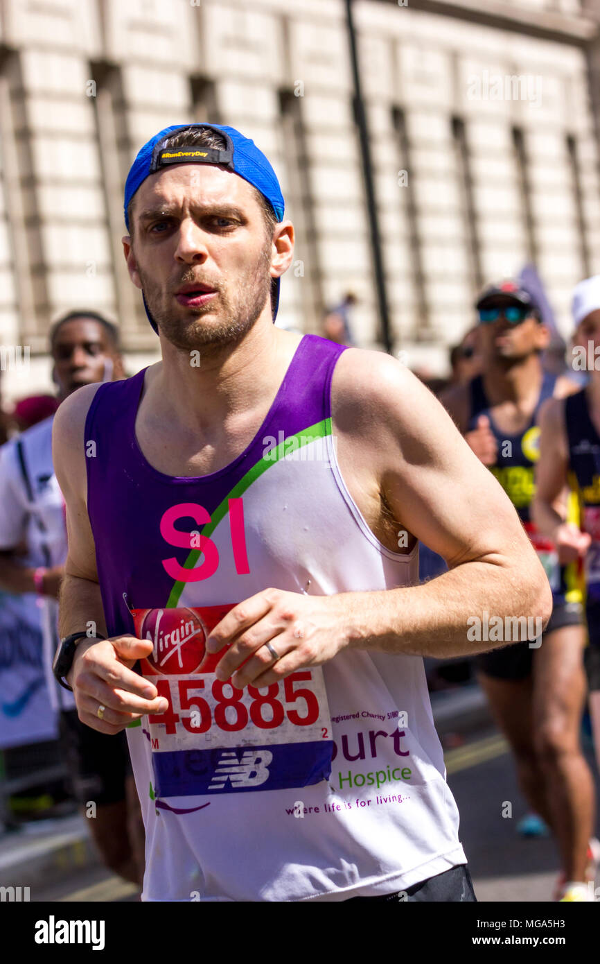 London marathon tower bridge 2018 hi-res stock photography and images ...