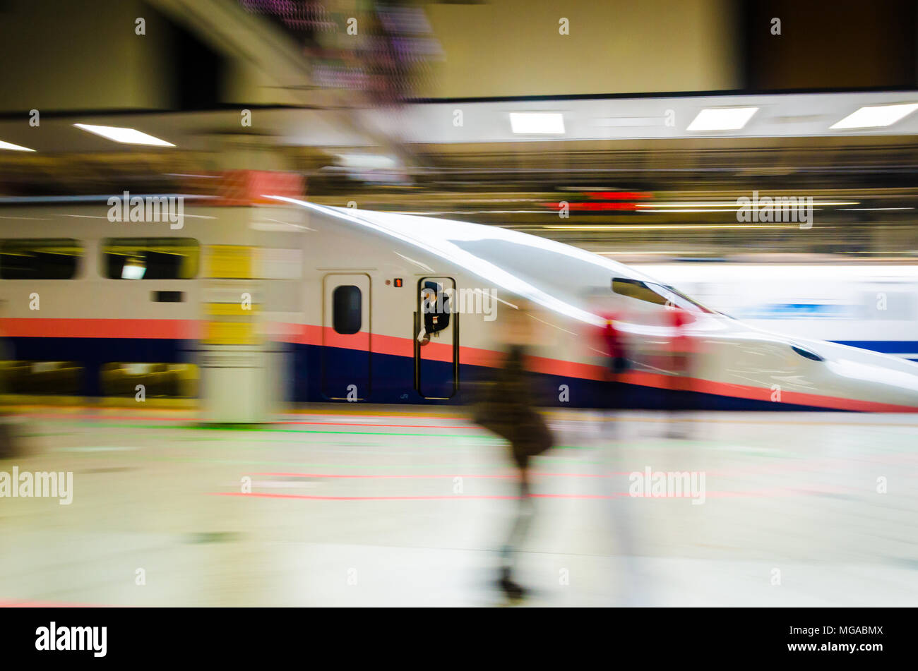 Japanese Shinkansen fast bullet train arriving at Tokyo Station Stock ...
