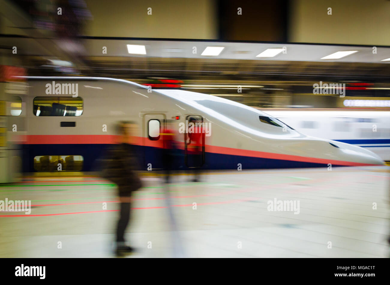 Japanese Shinkansen fast bullet train arriving at Tokyo Station Stock ...