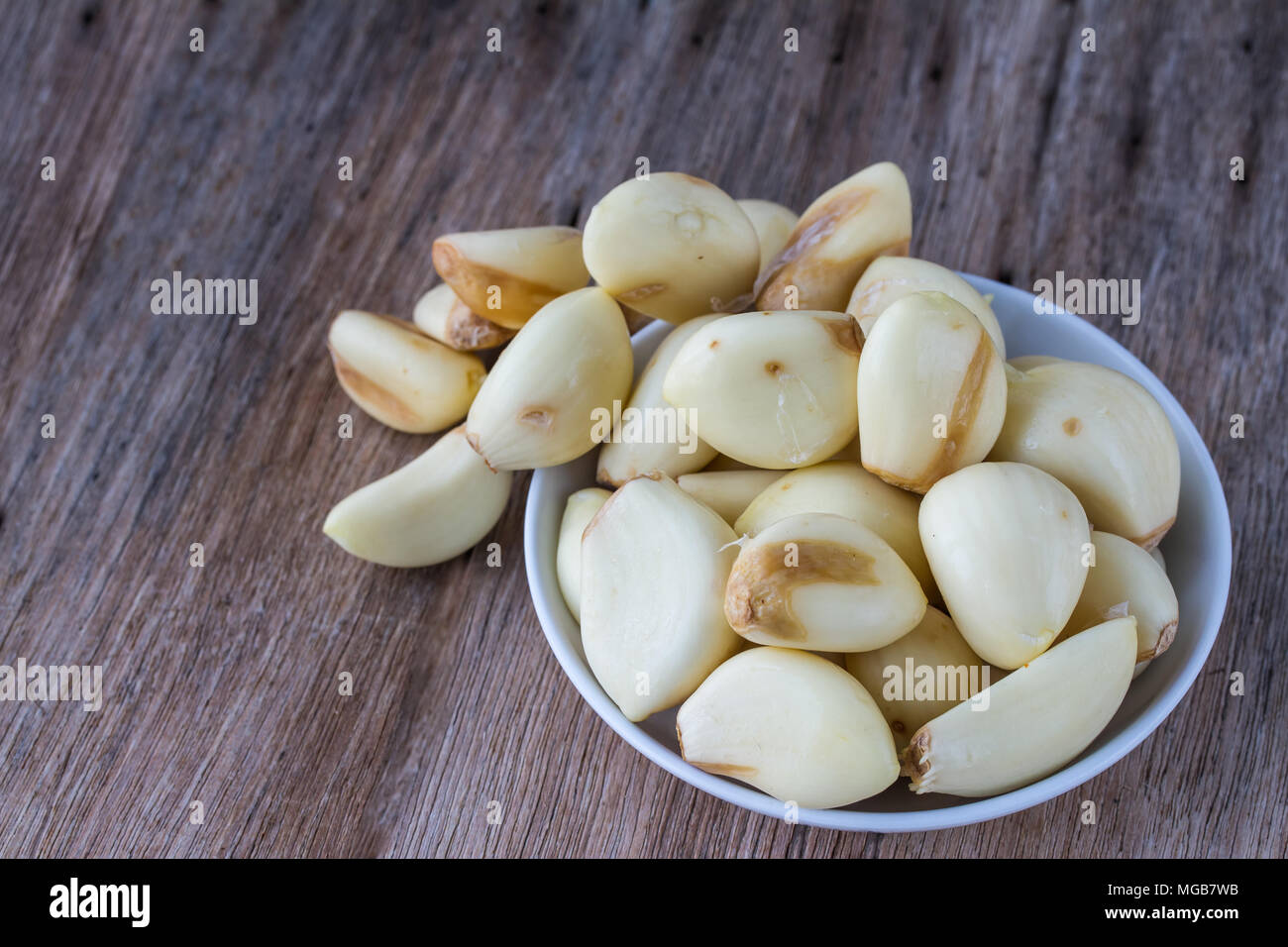 Garlic in wooden cup hi-res stock photography and images - Alamy