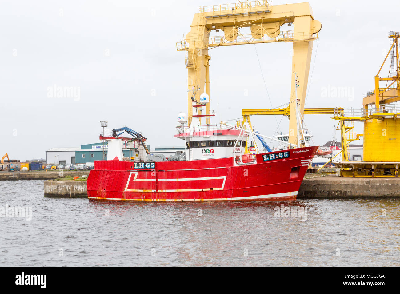 Red tug boat hi-res stock photography and images - Alamy