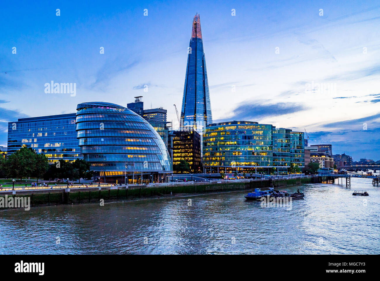 Glass buildings near river thames hi-res stock photography and images ...