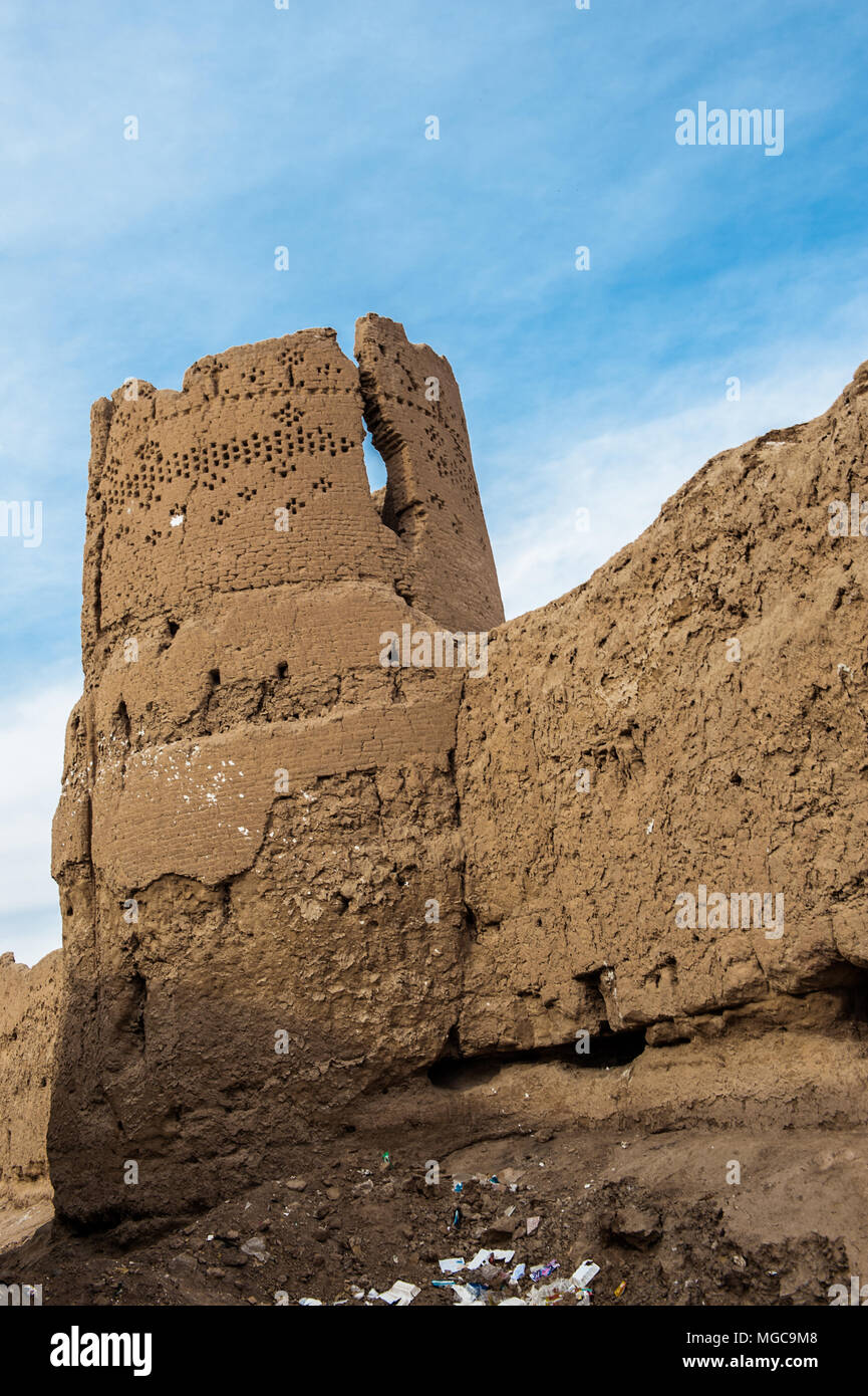 Iranian typical clay fortress. Kashan, Iran Stock Photo - Alamy